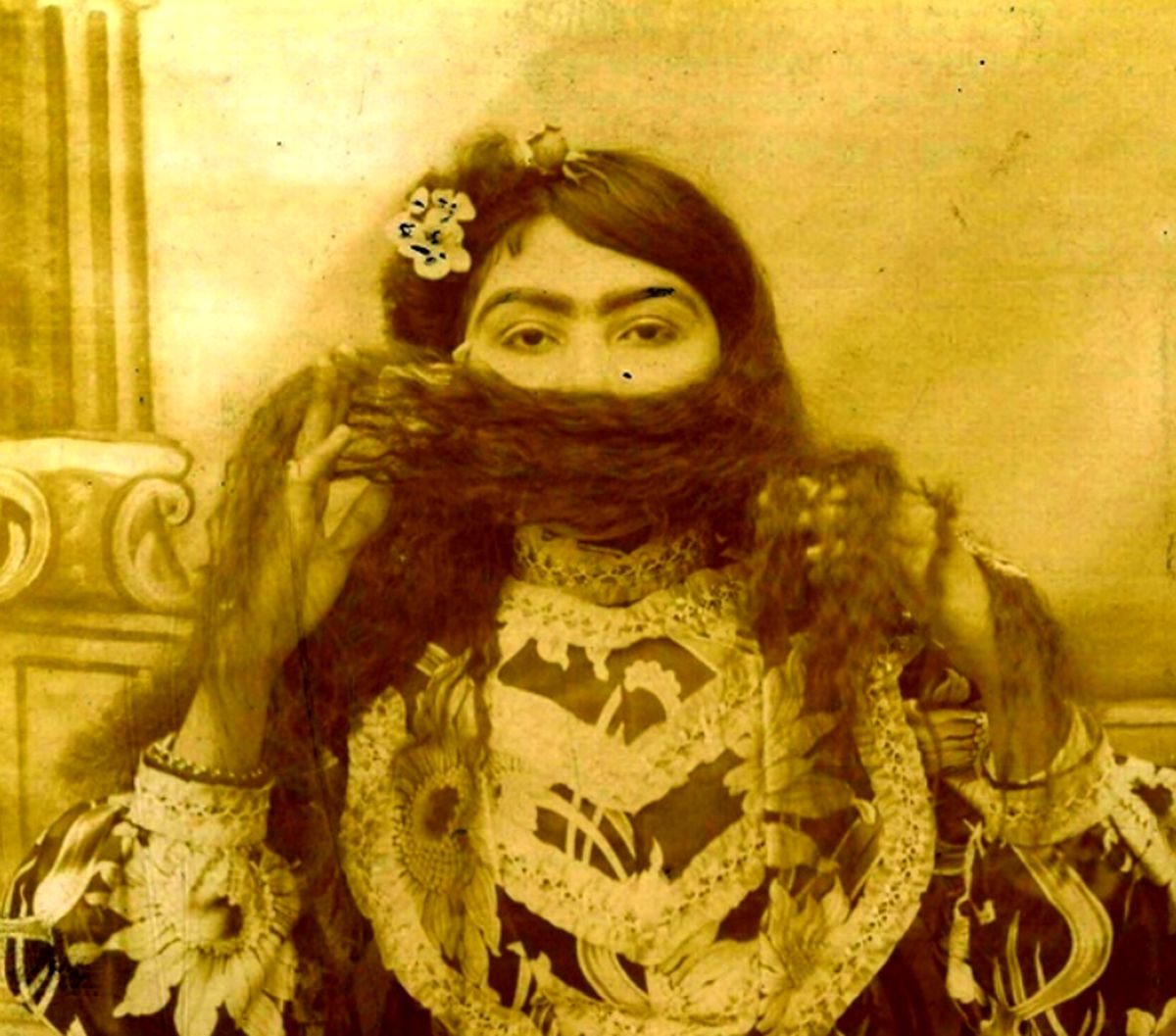 سفر به عصر قاجار؛ زنان حرمسرا در سرخه حصار و ژست رمانتیک دختر شاه عکس